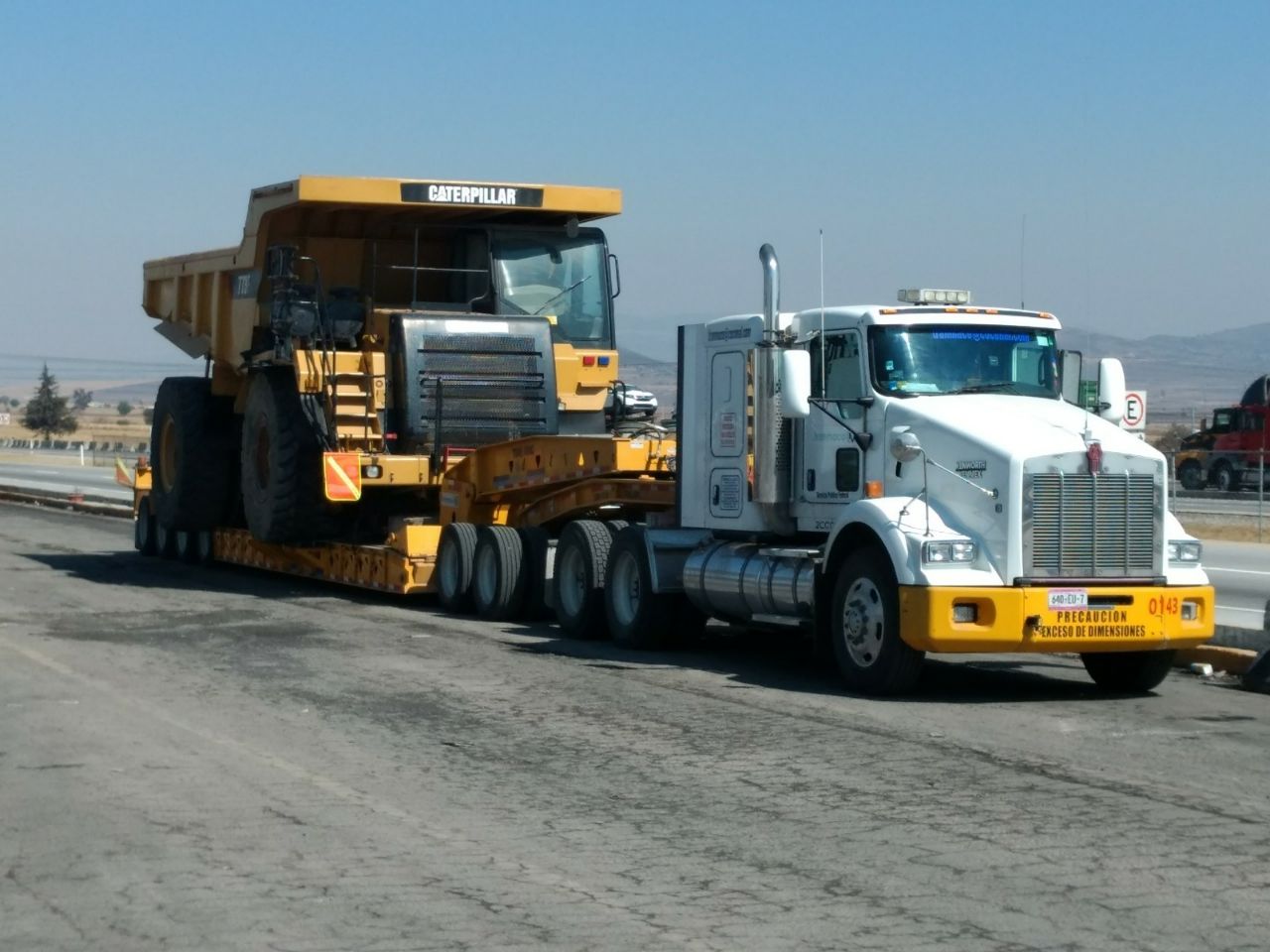 Tracto quinta rueda con plataforma